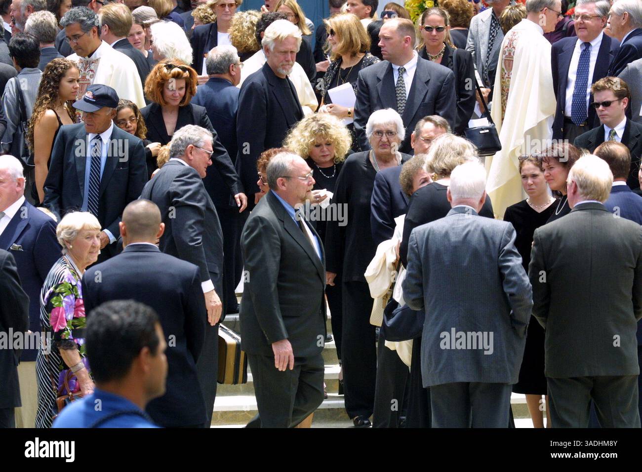 Jun 26, 2001; Los Angeles, CA, USA; Actor SALLY STRUTHERS walks among ...