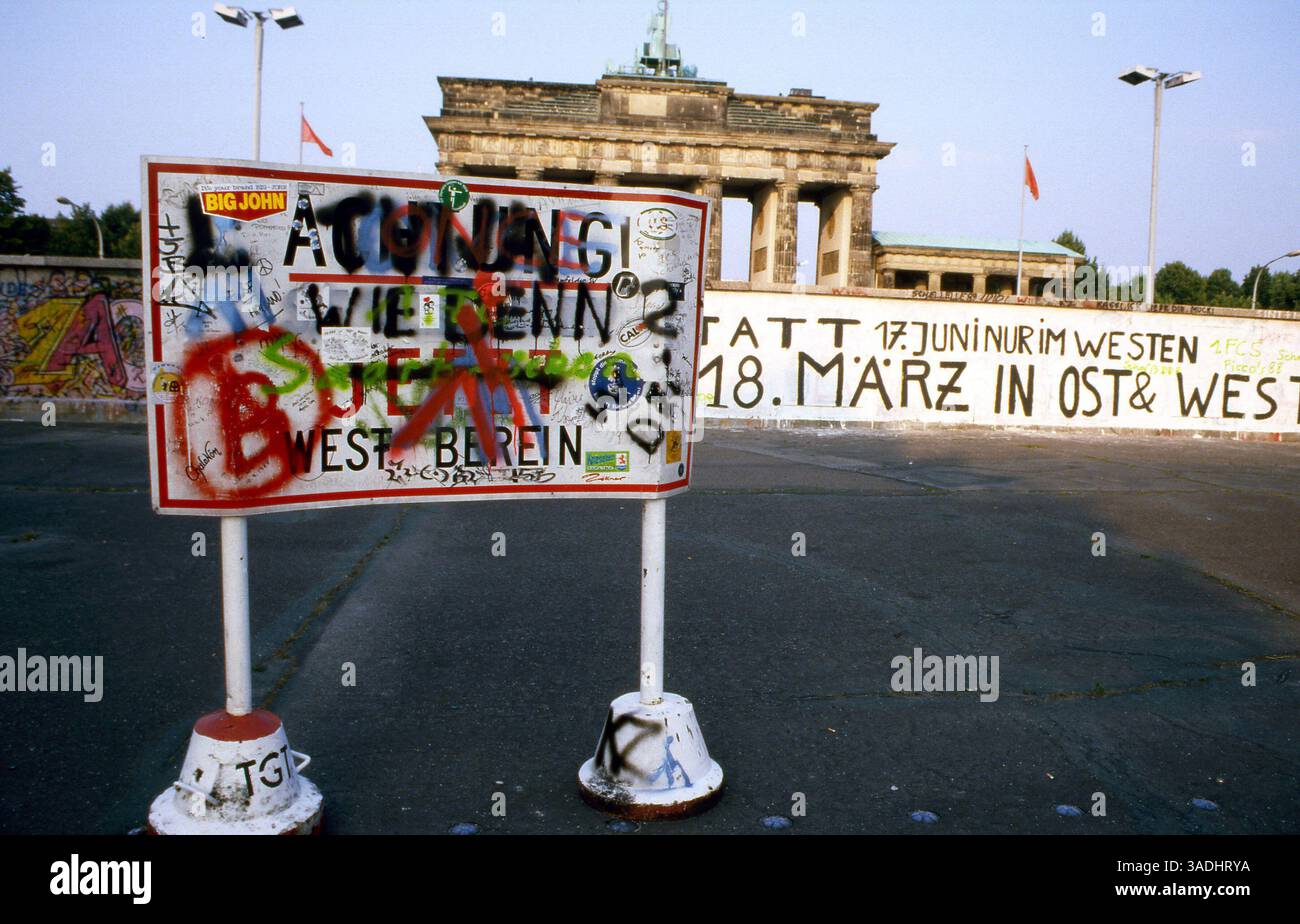 Brandenberg gate 1989 hi-res stock photography and images - Alamy