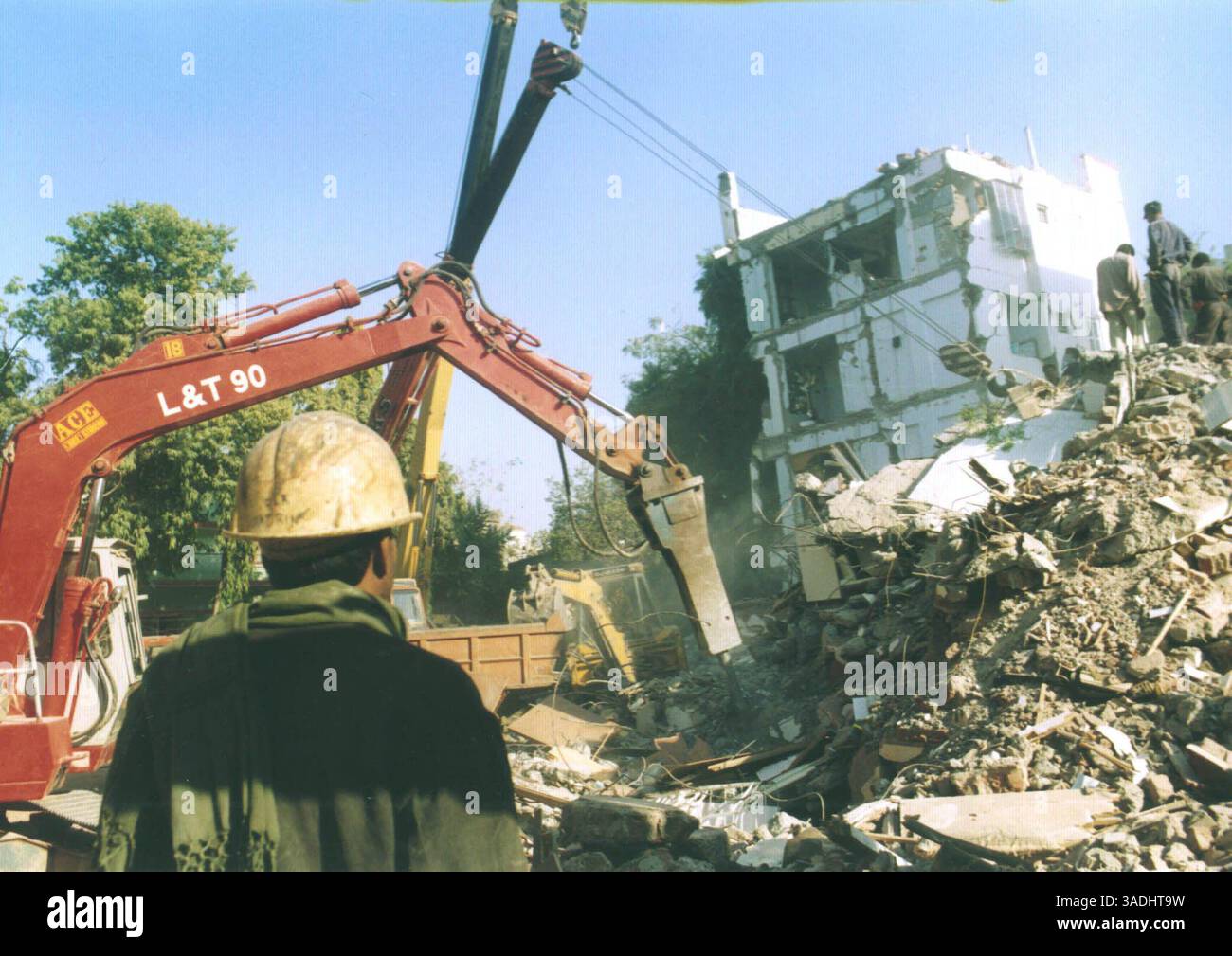 Feb 02, 2001; Bhuj, India; Cranes clear up rubble & debris from ...