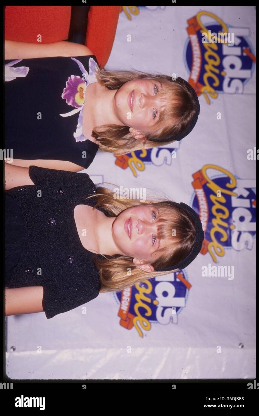 MARY KATE OLSEN and ASHLEY OLSEN attend the Kids Choice ASwards on May ...