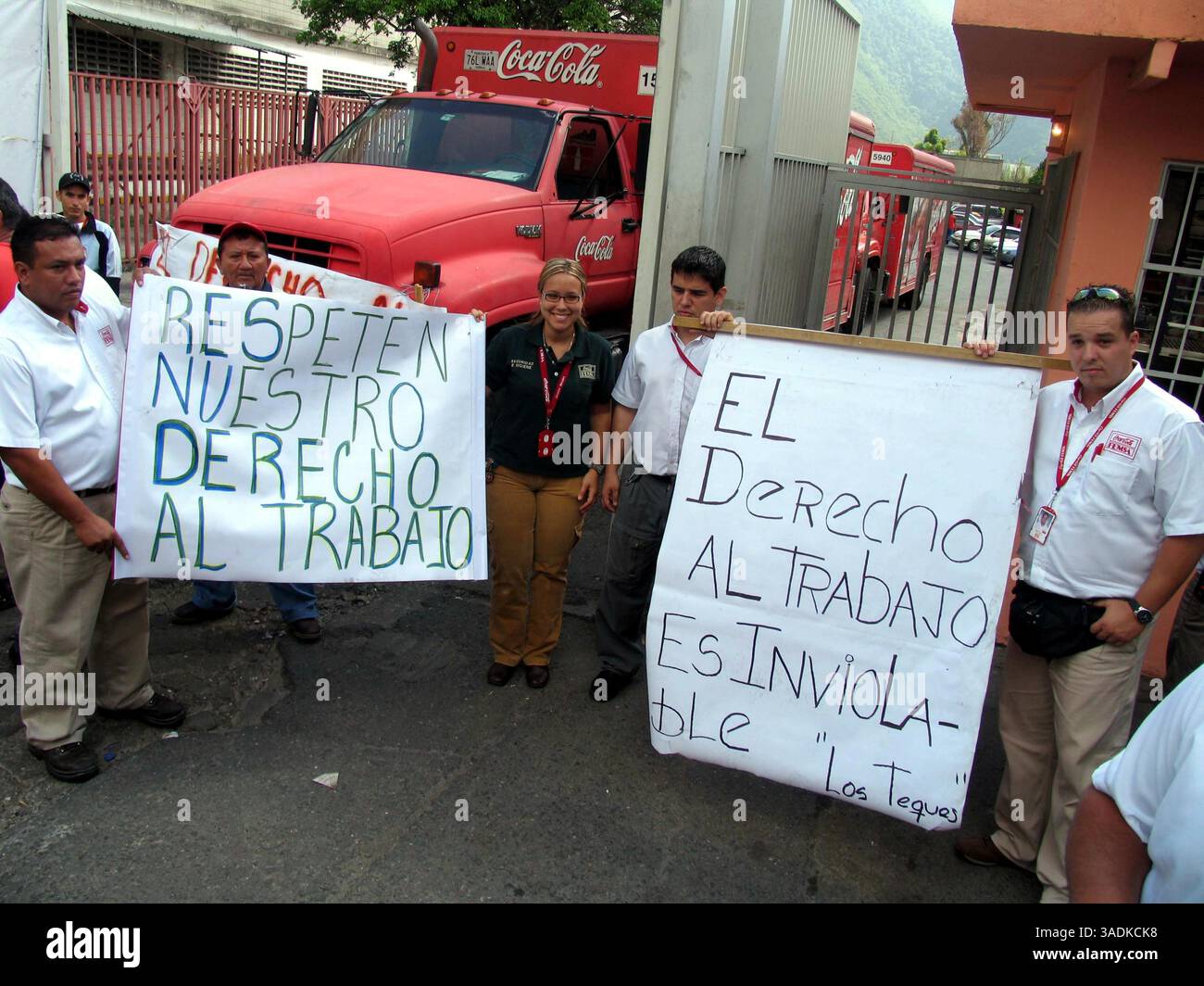 10/06/2008) Extrabajadores de la COCA-COLA Protestaron alas Puertas de ...