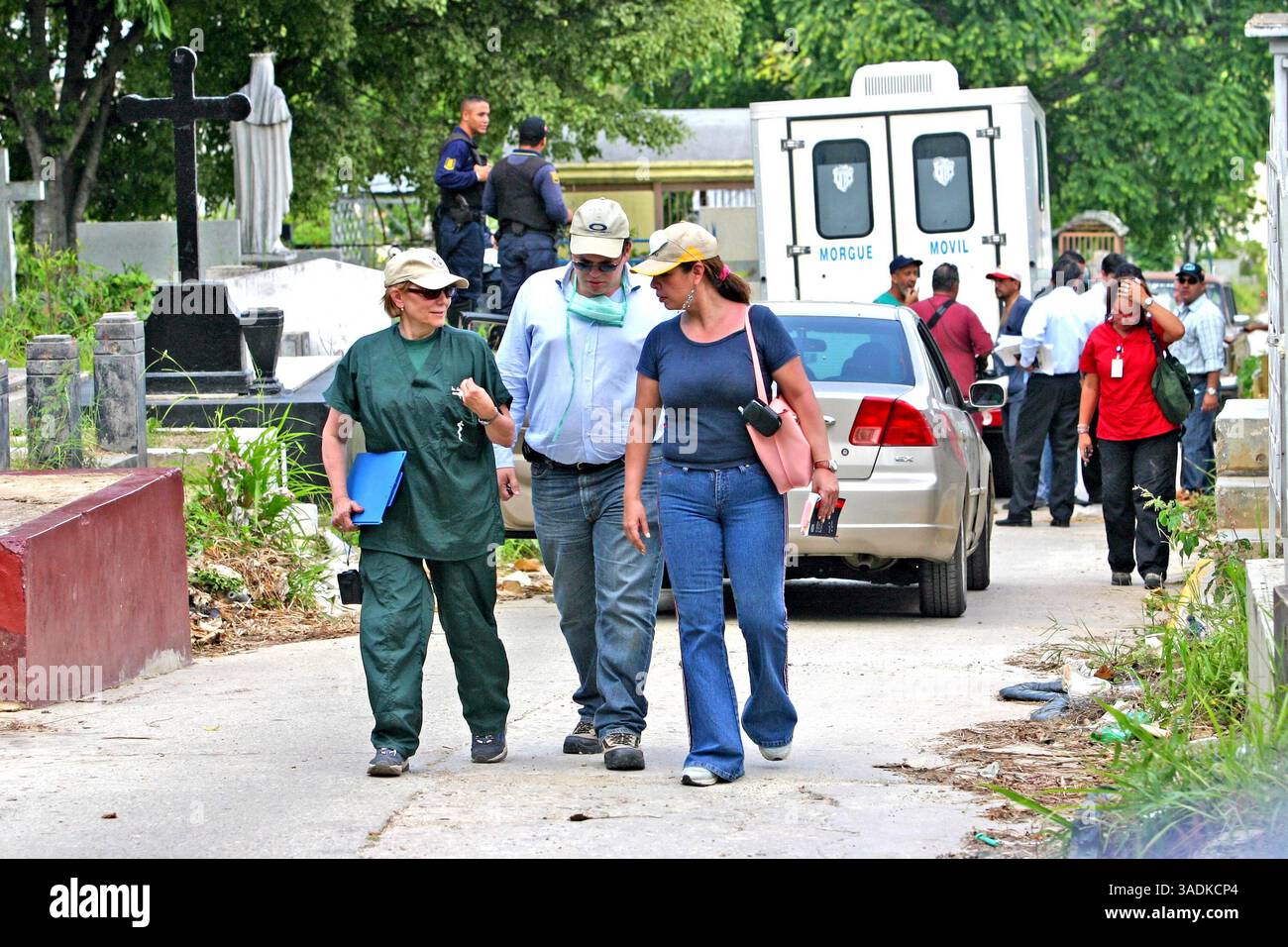 11/08/2008) Exhumacion del cadaver de Roxana Vargas Quintero, en el cementerio General del Sur ...