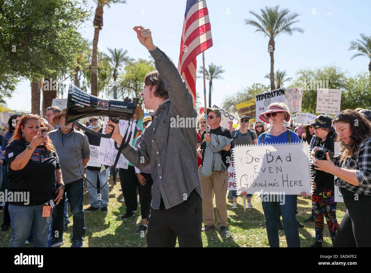 Phoenix, USA. 05th Apr, 2025. A man from the crowd named Indiana speaks ...