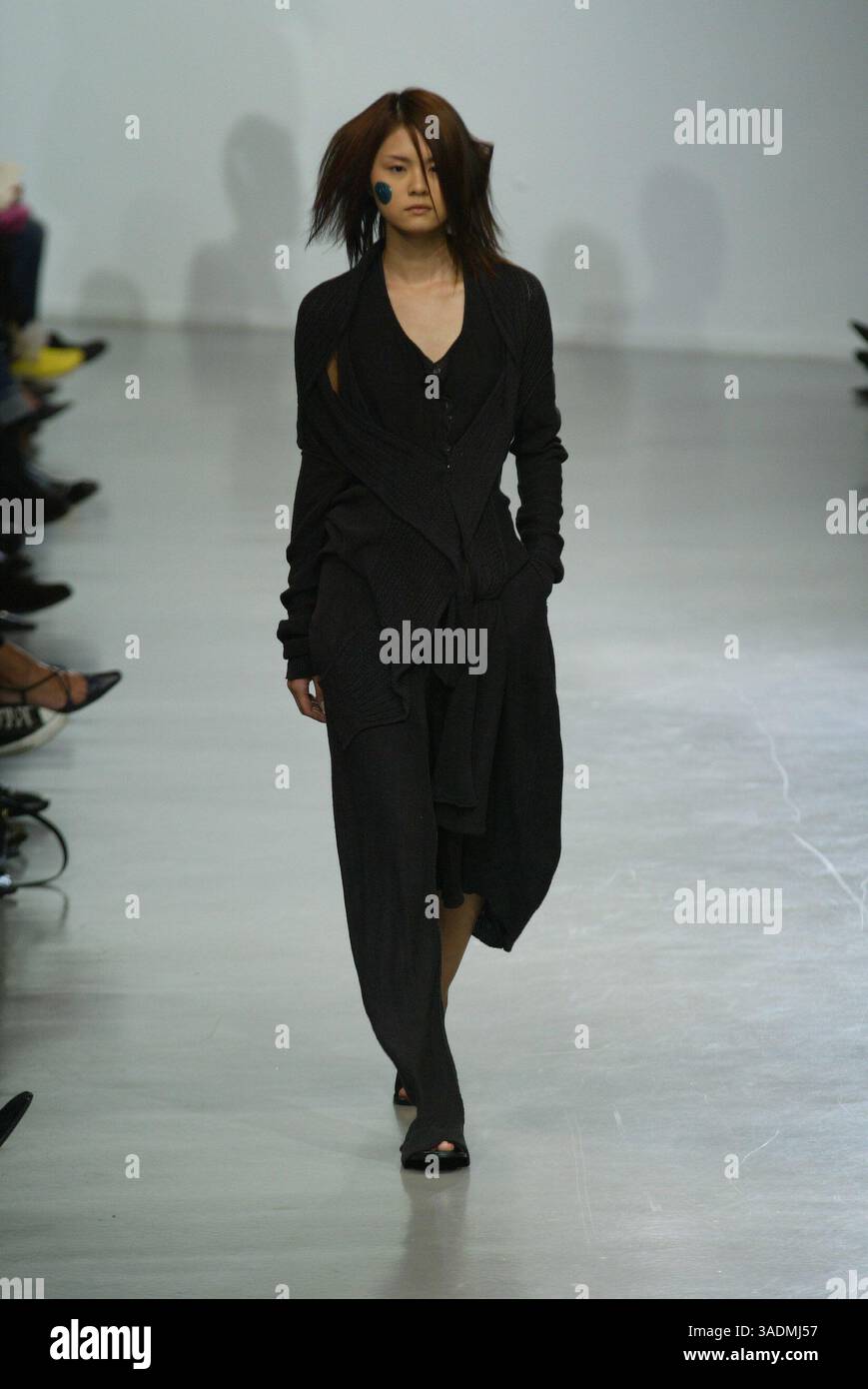Oct 06, 2003; Milan, ITALY; Models on the runway for the Yohji Yamamoto ...
