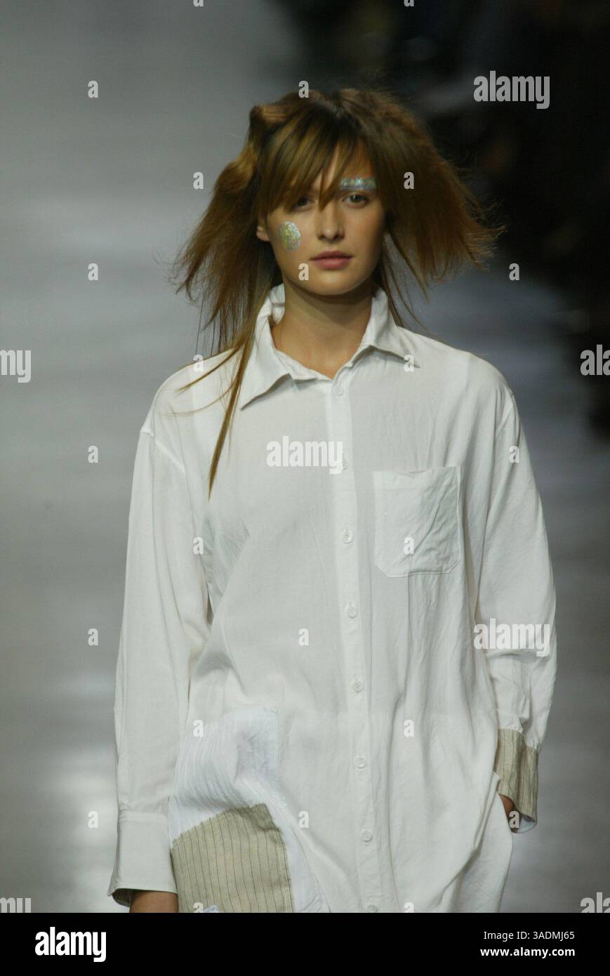 Oct 06, 2003; Milan, ITALY; Models on the runway for the Yohji Yamamoto ...