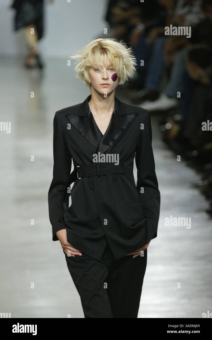 Oct 06, 2003; Milan, ITALY; Models on the runway for the Yohji Yamamoto ...