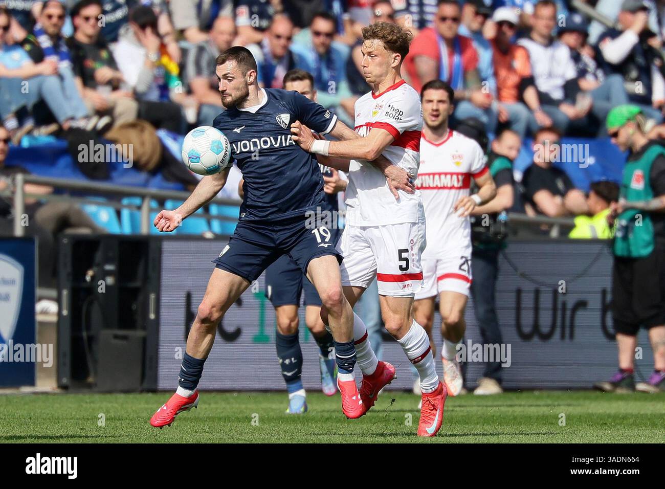 Bochum, Germany. 5th Apr, 2025. Matus Bero (L) of VfL Bochum vies with ...