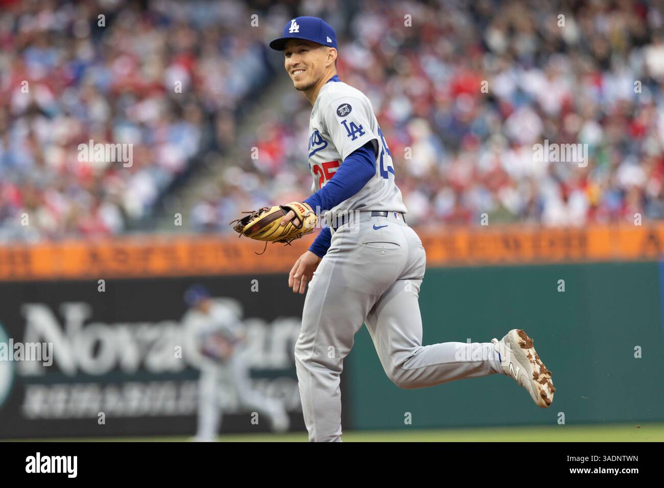Los Angeles Dodgers center fielder Tommy Edman (25) in action during ...