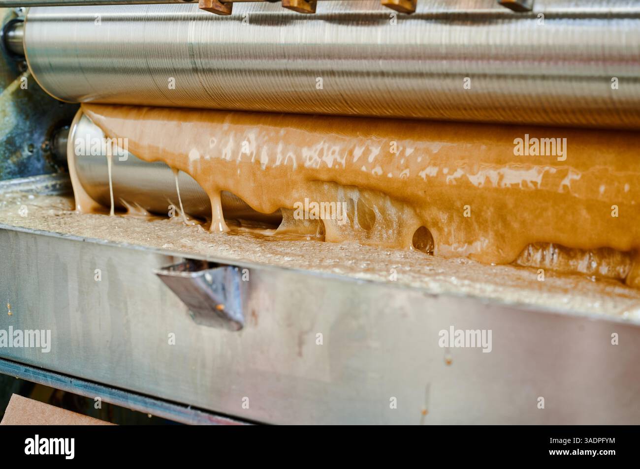 Glue-spreading machine efficiently applies hot adhesive in a ...