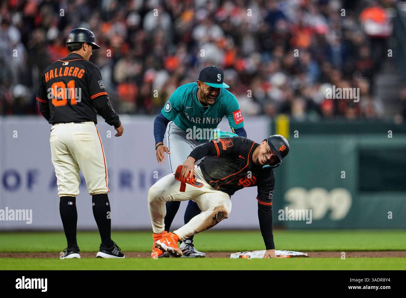 Seattle Mariners center fielder Julio Rodríguez, center, shares a laugh ...