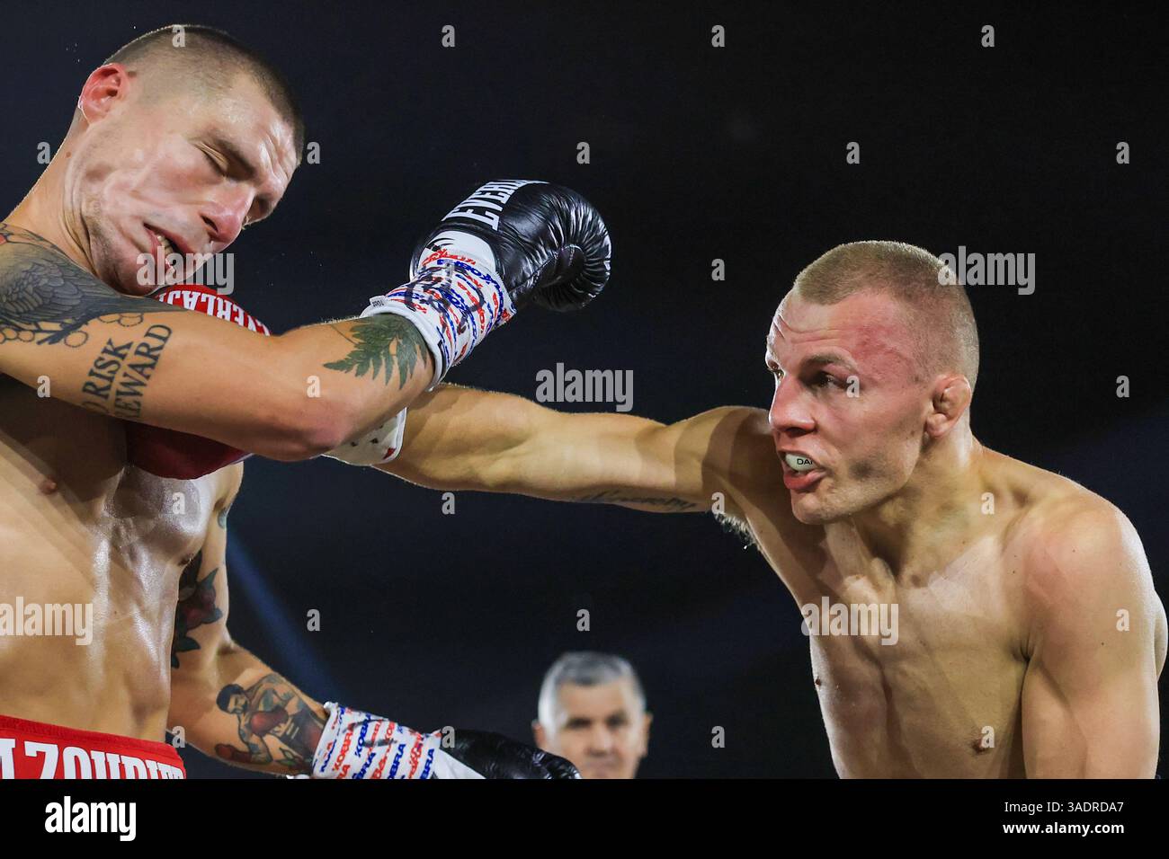 Newcastle, Australia. 06th Apr, 2025. Dan Hill (R) throws a punch in ...