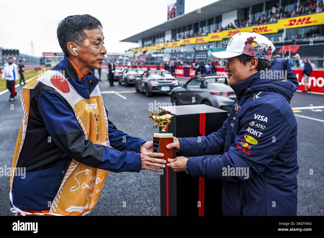 F1 marshall award and TSUNODA Yuki (jap), Red Bull Racing RB21 ...