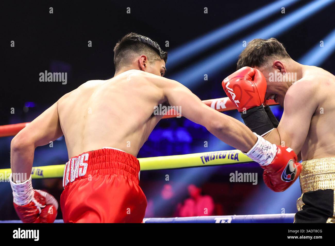 Las Vegas, USA.April 5, 2025: (L-R) Junior Welterweight Sammy Contreras Jr. punches Robert ...