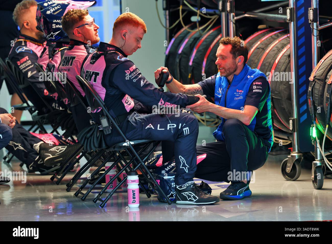 Alpine F1 Team mechanic receives an arm massage. 06.04.2025. Formula 1 ...
