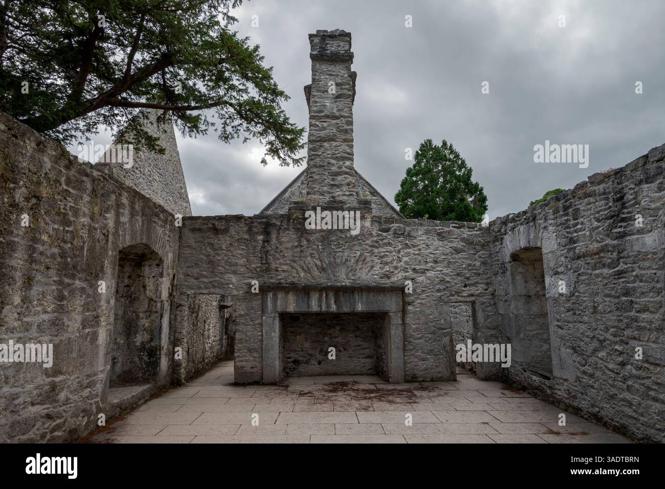 Ruin ruins fireplace hi-res stock photography and images - Alamy