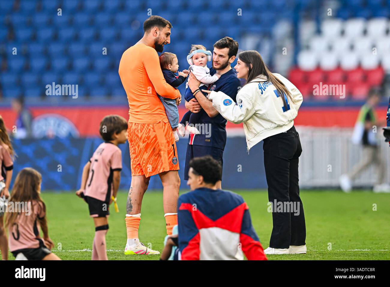 Paris, France. 05th Apr, 2025. Khvicha Kvaratskhelia with his son ...