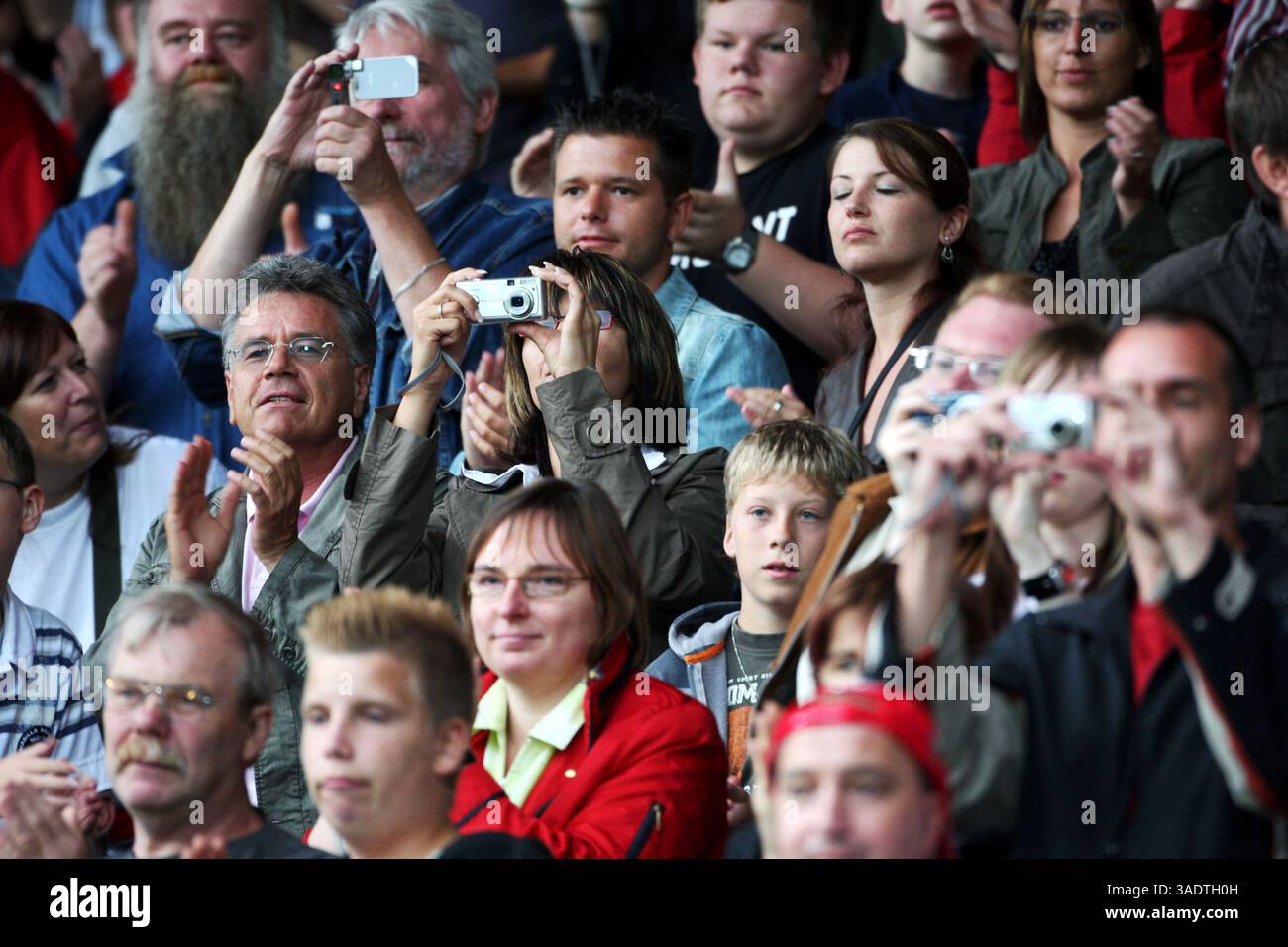 Celebrity motorsports fans hi-res stock photography and images - Alamy