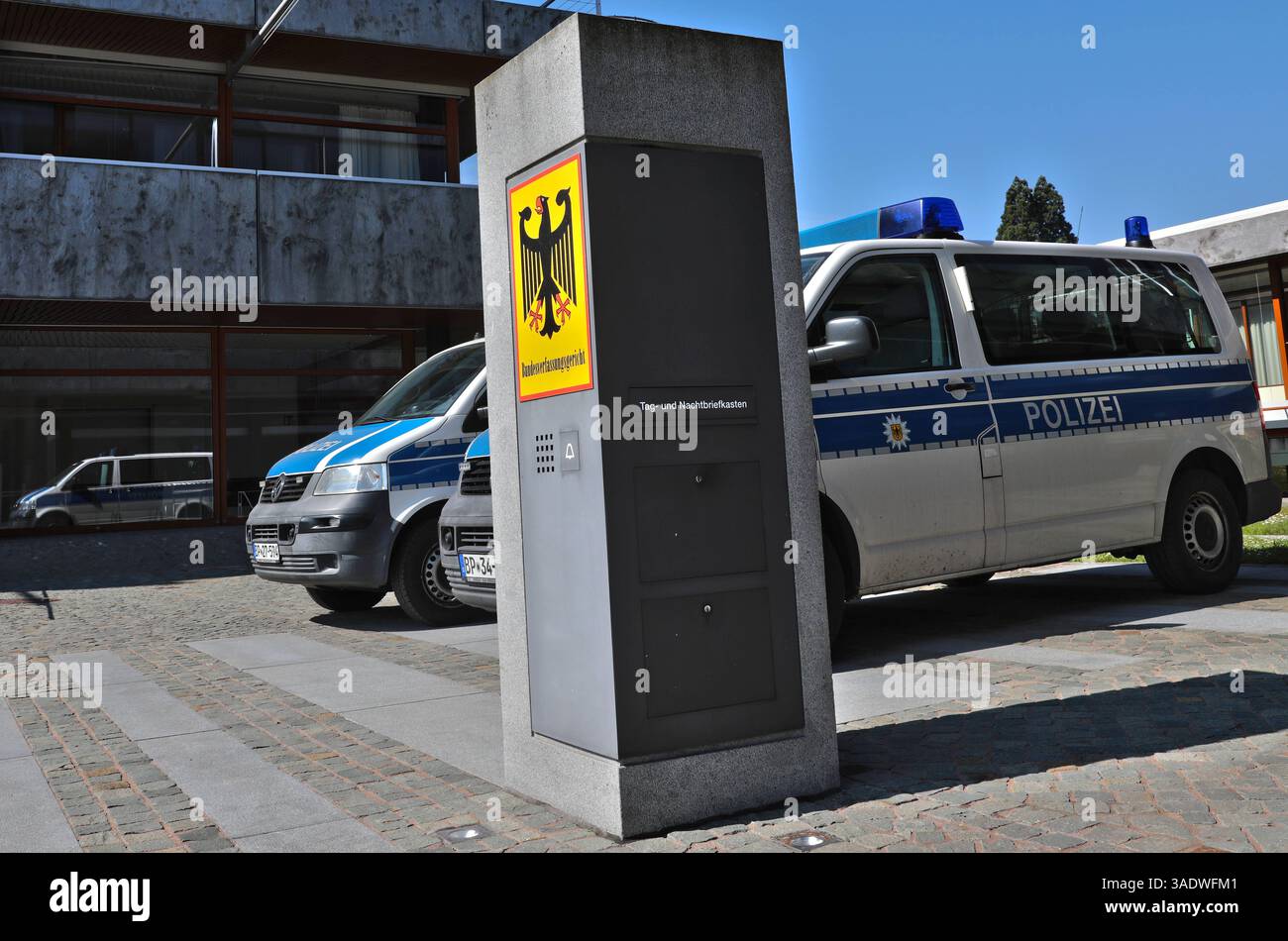 Fahrzeuge der Bundespolizei beim Bundesverfassungsgericht in Karlsruhe ...