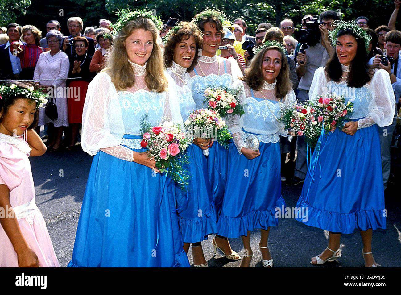 N0894.KYM MARIA SMITH AND BRIDESMAIDS VICTORIA AND ROBIN LAWFORD AND COURTNEY KENNEDY.PHOTO BY ...