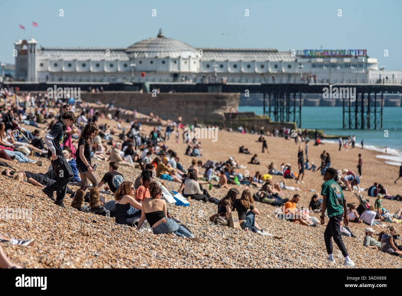 Brighton, April 5th 2025: Crowds enjoying the spring sunshine on ...