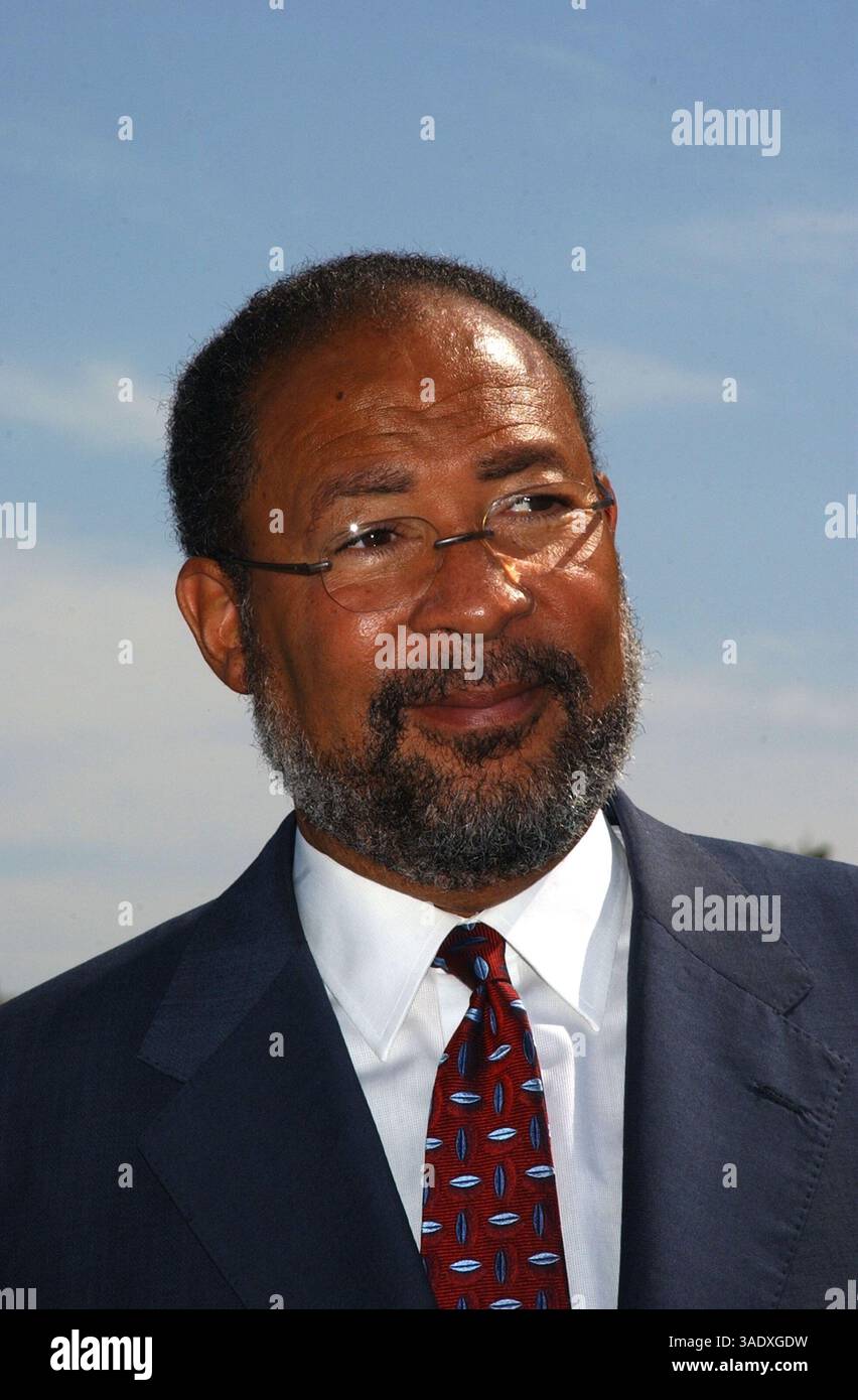 AOL CEO RICHARD PARSONS at a press conference announcing a free Dave ...