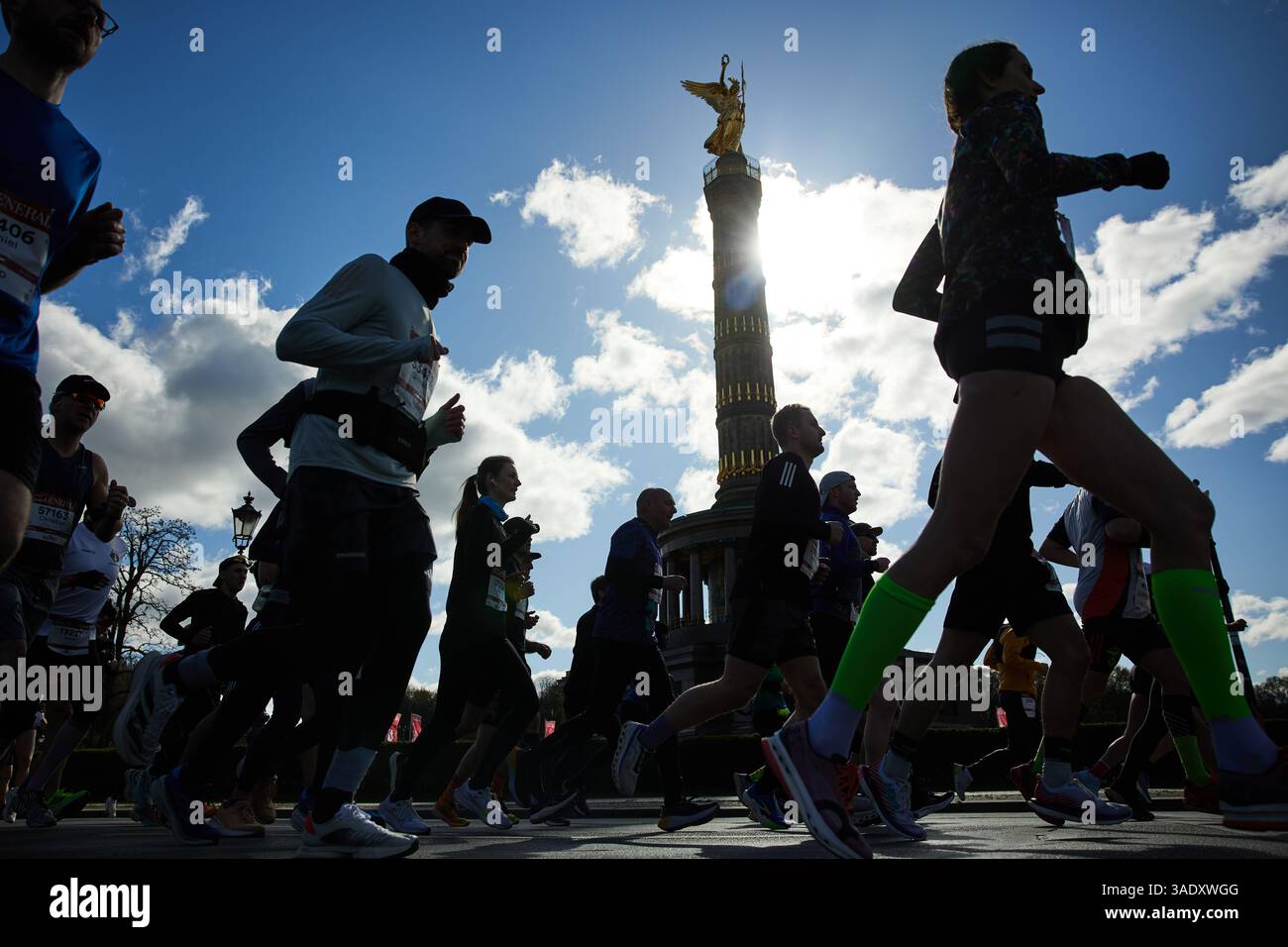 Berlin, Germany. 06th Apr, 2025. Around 41,000 runners start the Berlin ...