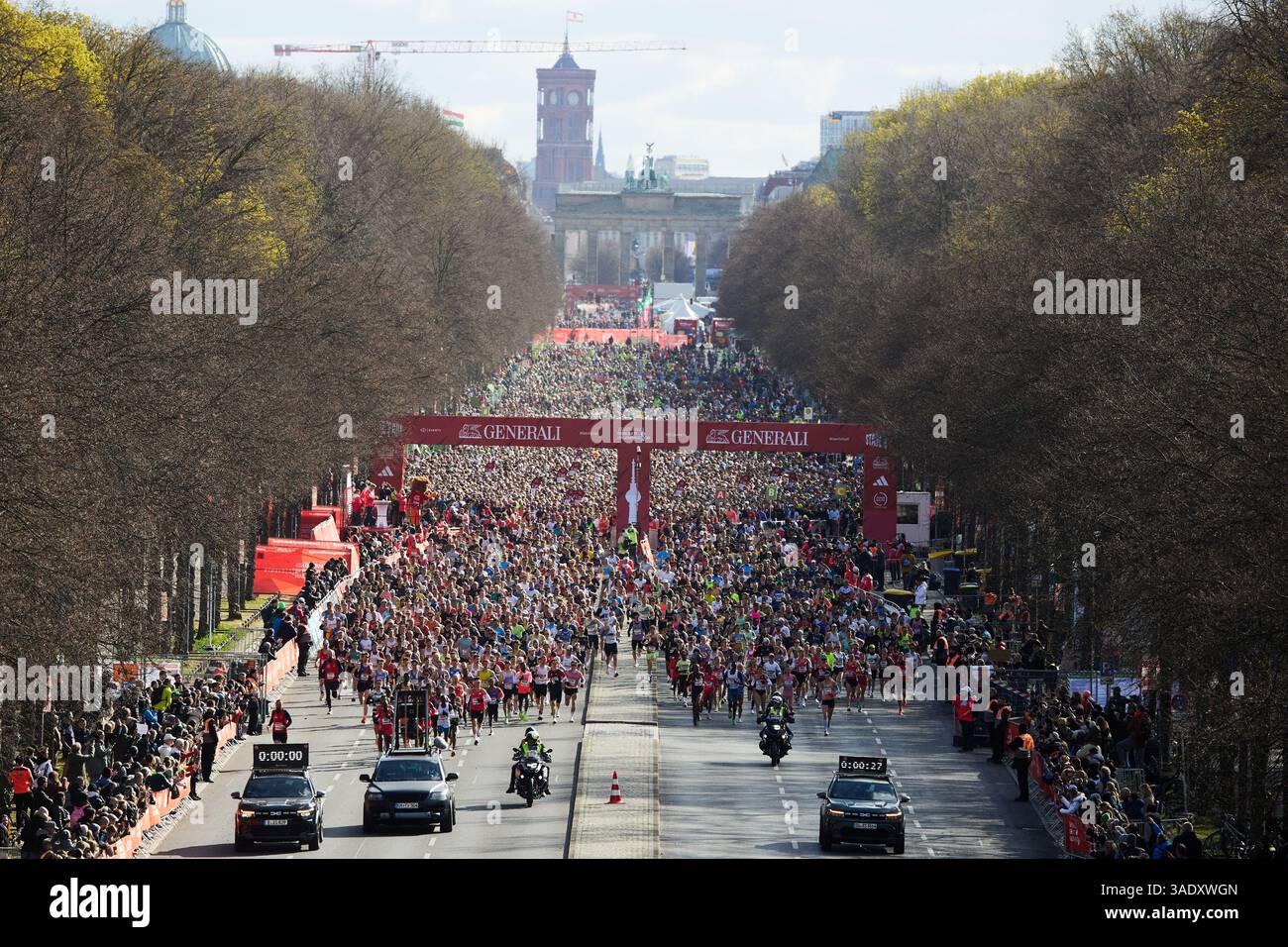Berlin, Germany. 06th Apr, 2025. Around 41,000 runners start the Berlin ...