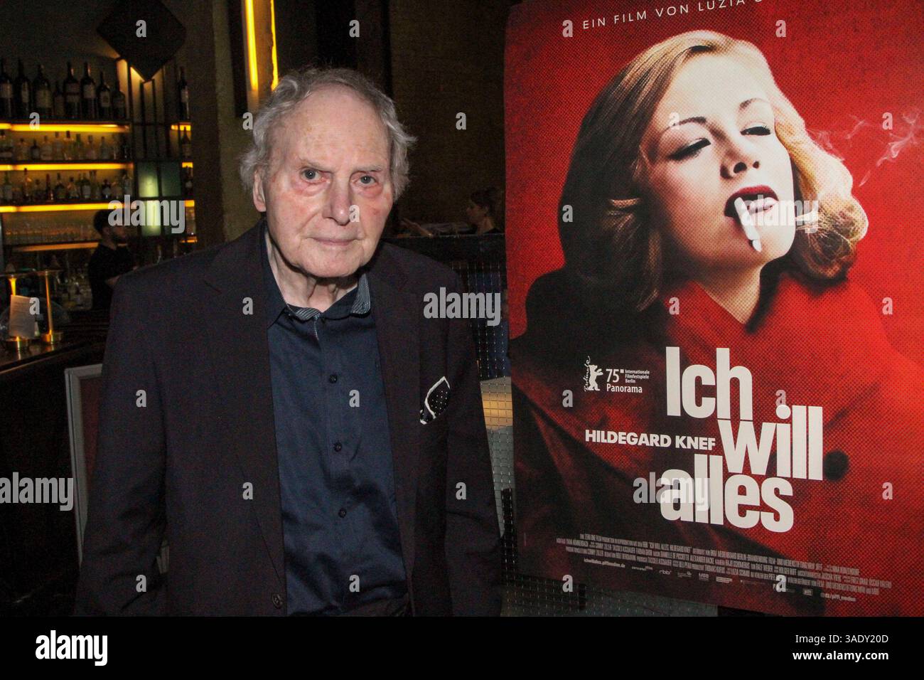 Paul von Schell 84 Witwer neben dem Kino Plakat seiner Frau,der letzte ...