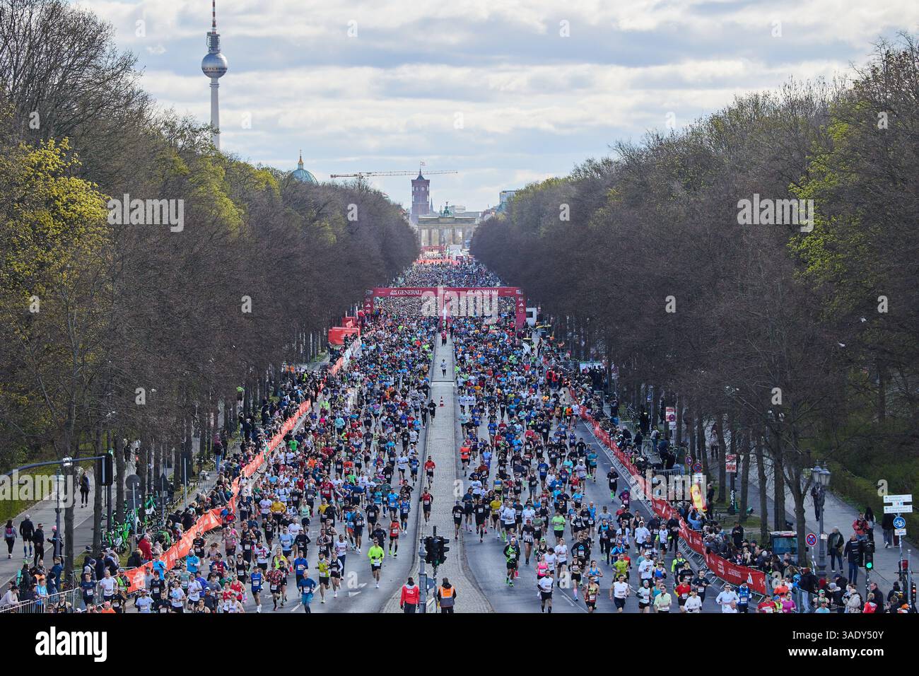 Berlin, Germany. 06th Apr, 2025. Around 41,000 runners start the Berlin ...