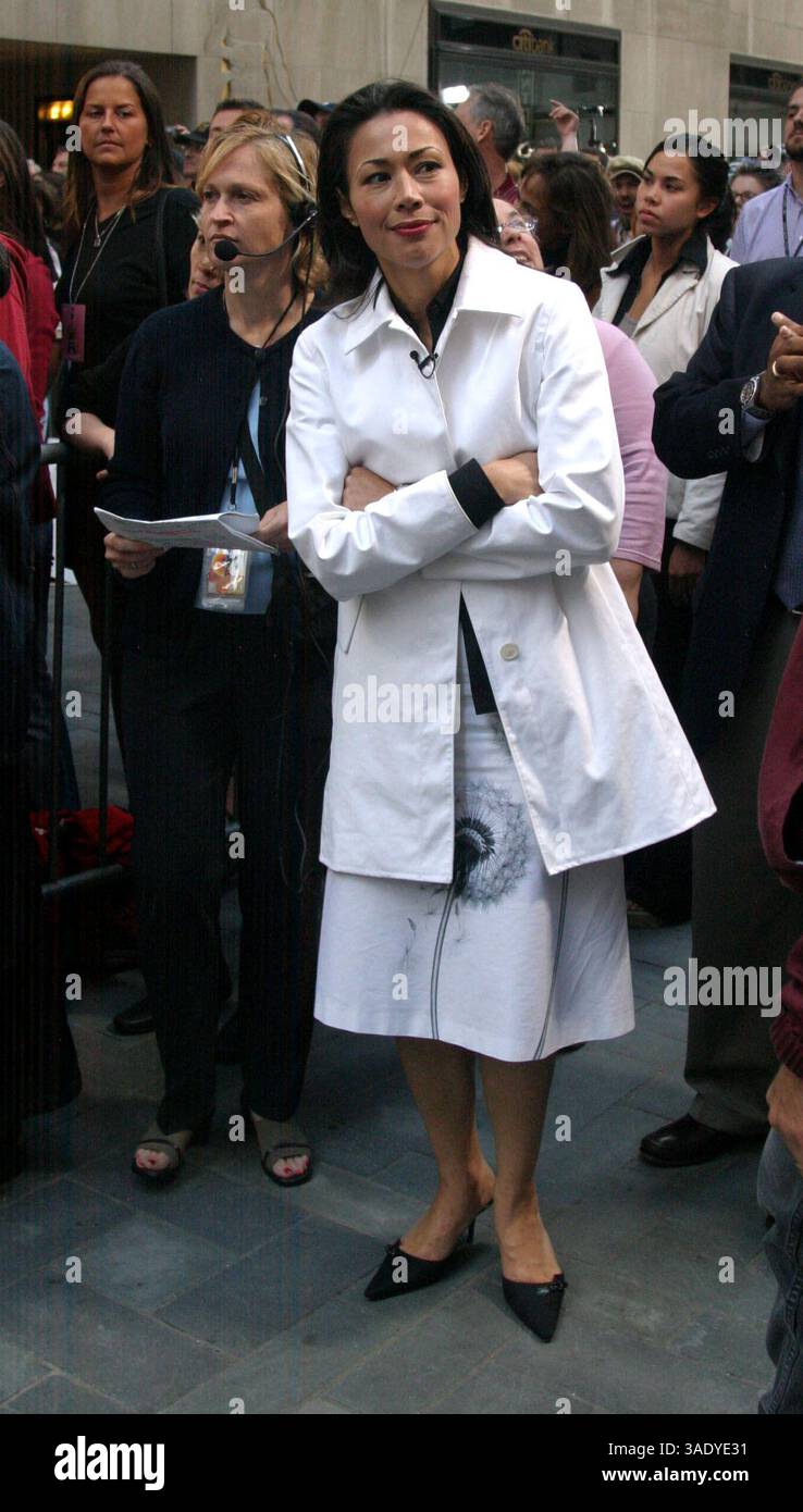 'Today' co-host ANN CURRY @ singer ALANIS MORISSETTE performance on the ...