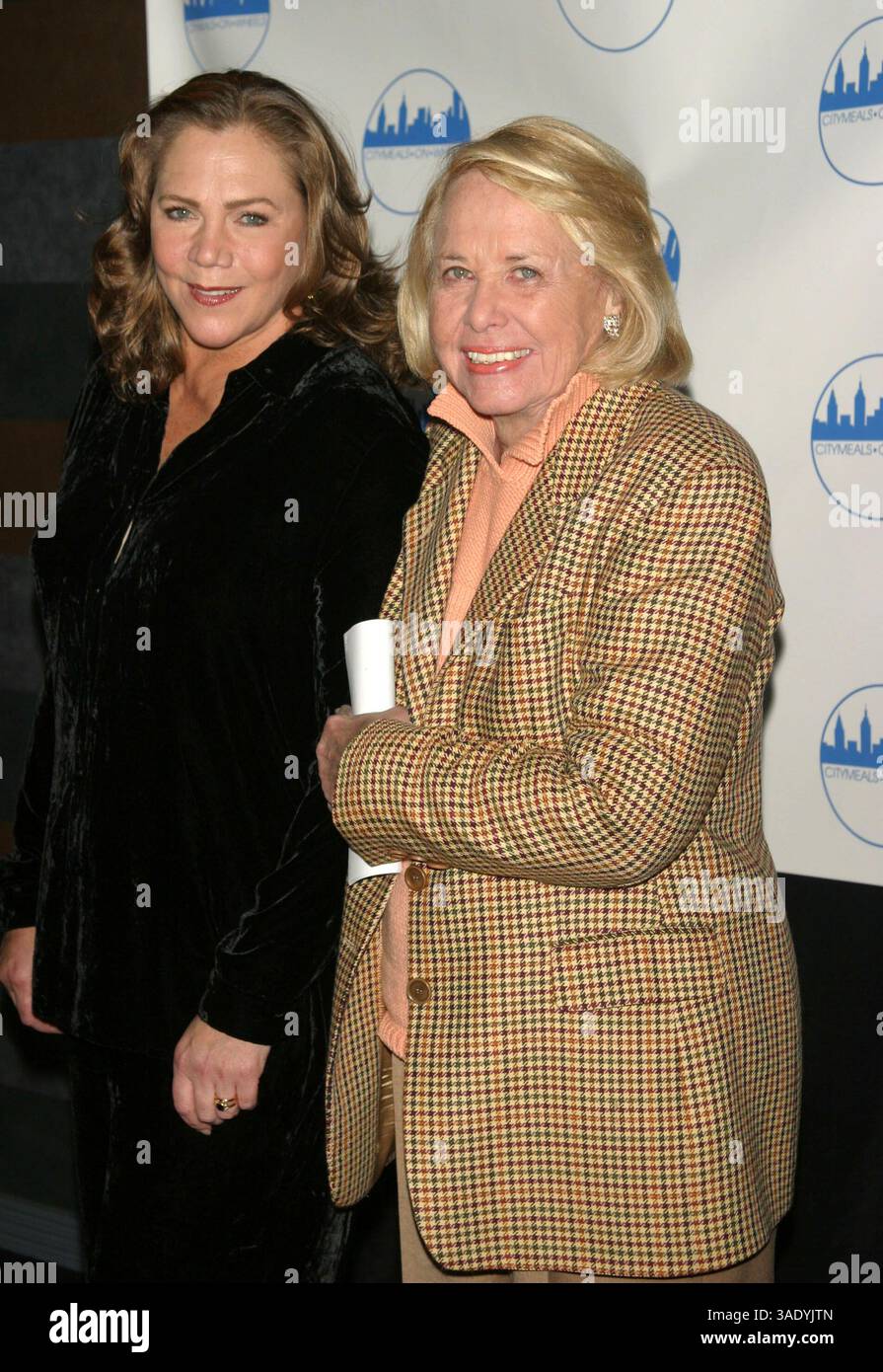 Actress liz smith hi-res stock photography and images - Alamy