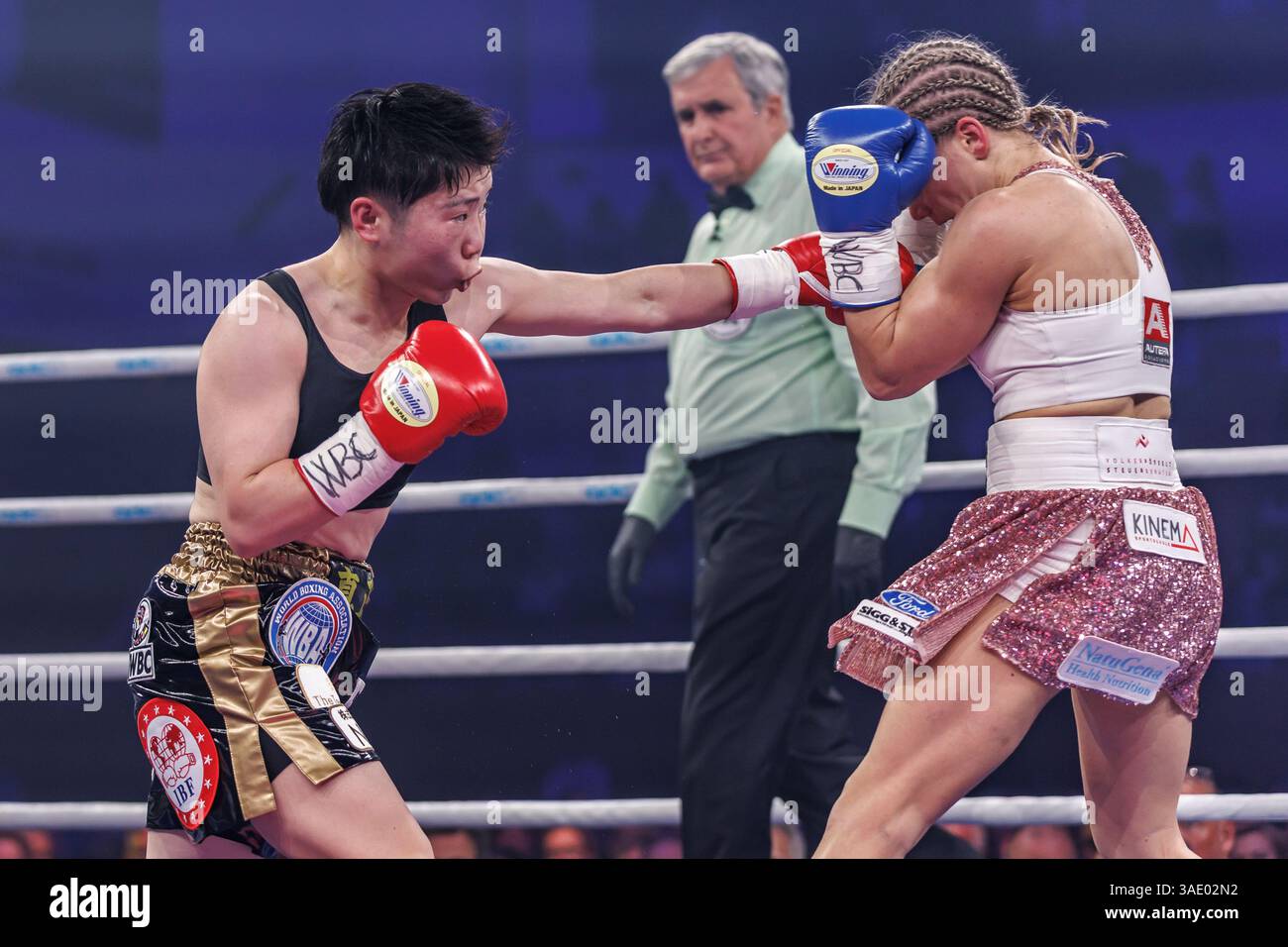 Potsdam, Germany. 06th Apr, 2025. Boxing: WBC, WBA, WBO, IBF World Atomweight Championship ...