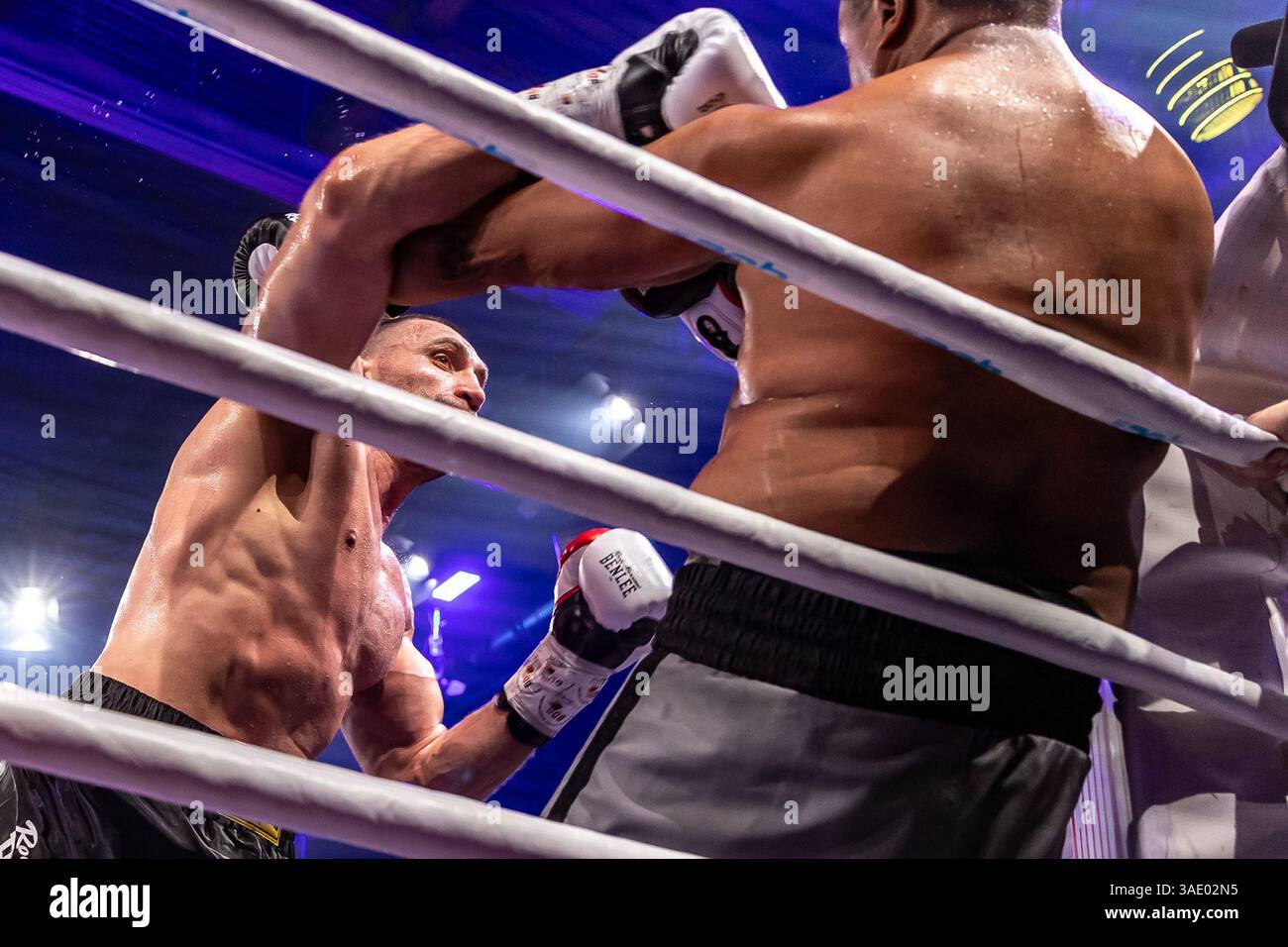 Potsdam, Germany. 05th Apr, 2025. Boxing: Heavyweight, Victor Faust ...