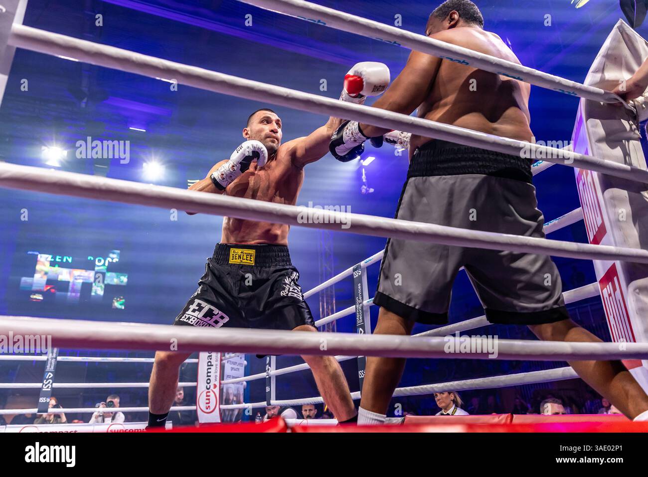 Potsdam, Germany. 05th Apr, 2025. Boxing: Heavyweight, Victor Faust ...