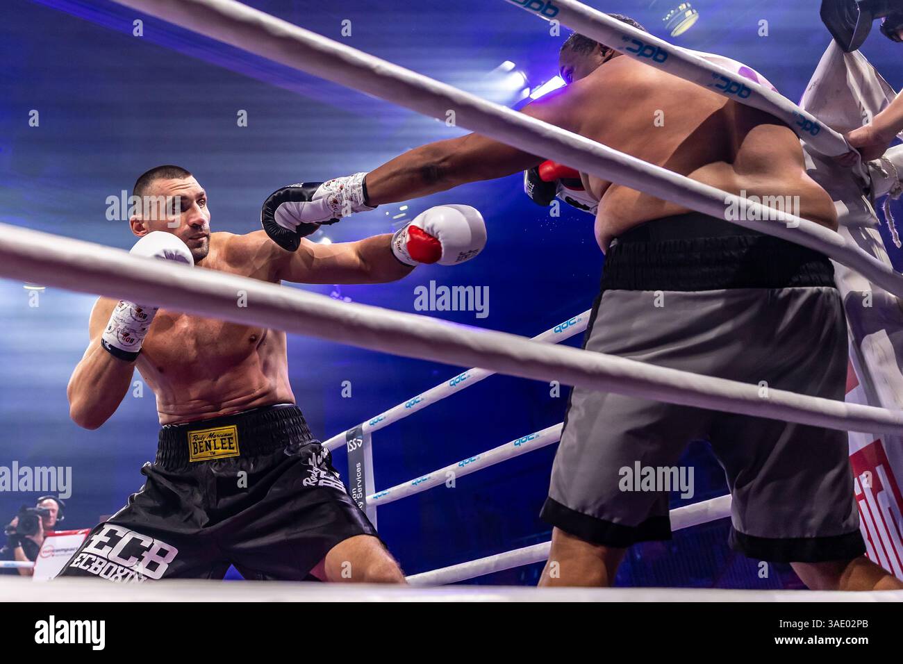 Potsdam, Germany. 05th Apr, 2025. Boxing: Heavyweight, Victor Faust ...