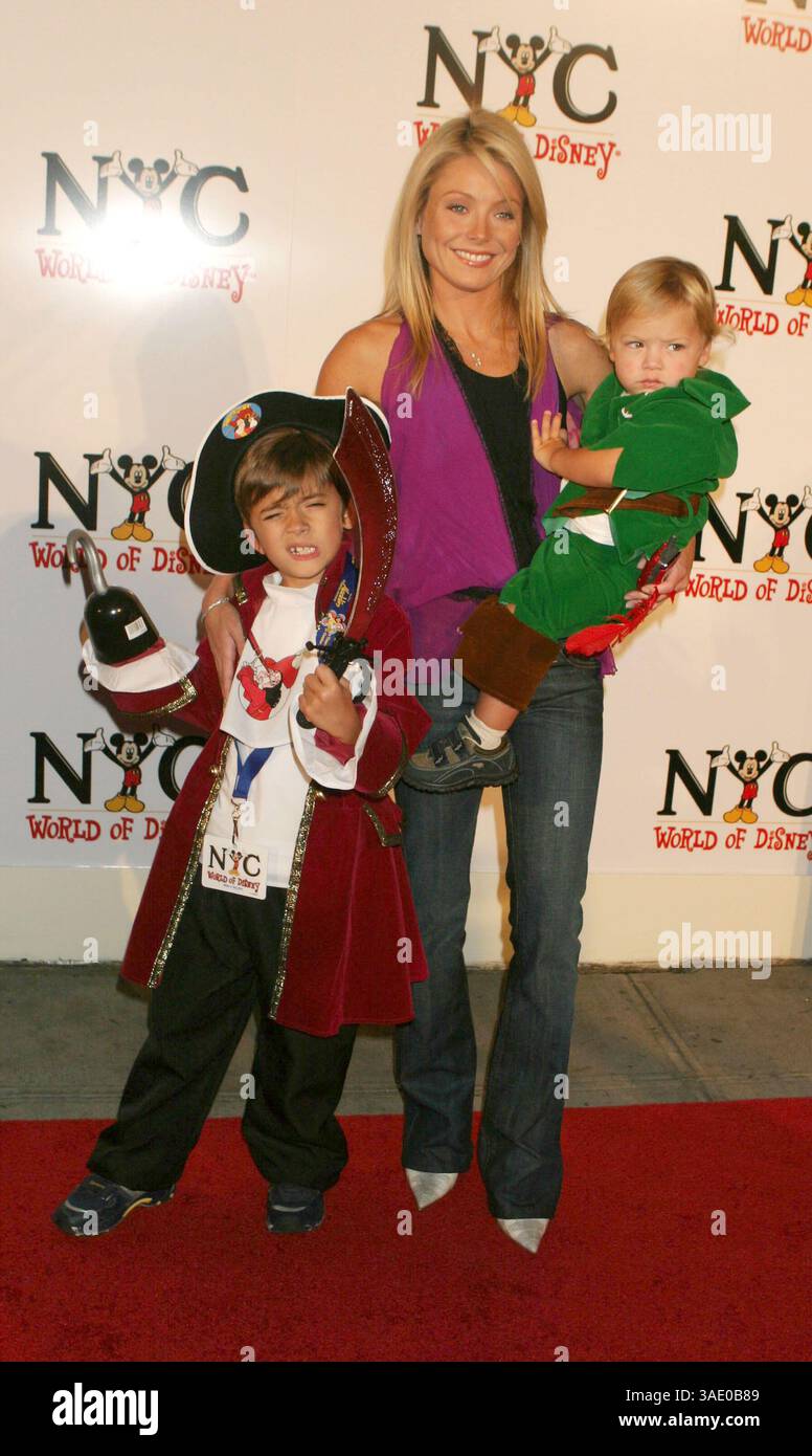 Oct 04, 2004; New York, NY, USA; Actress KELLY RIPA & CHILDREN at the ...