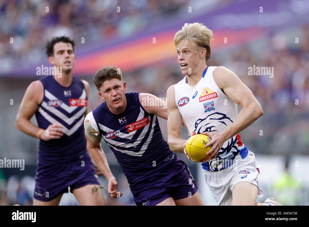 Sam Davidson of the Bulldogs runs the ball during the AFL Round 4 match ...