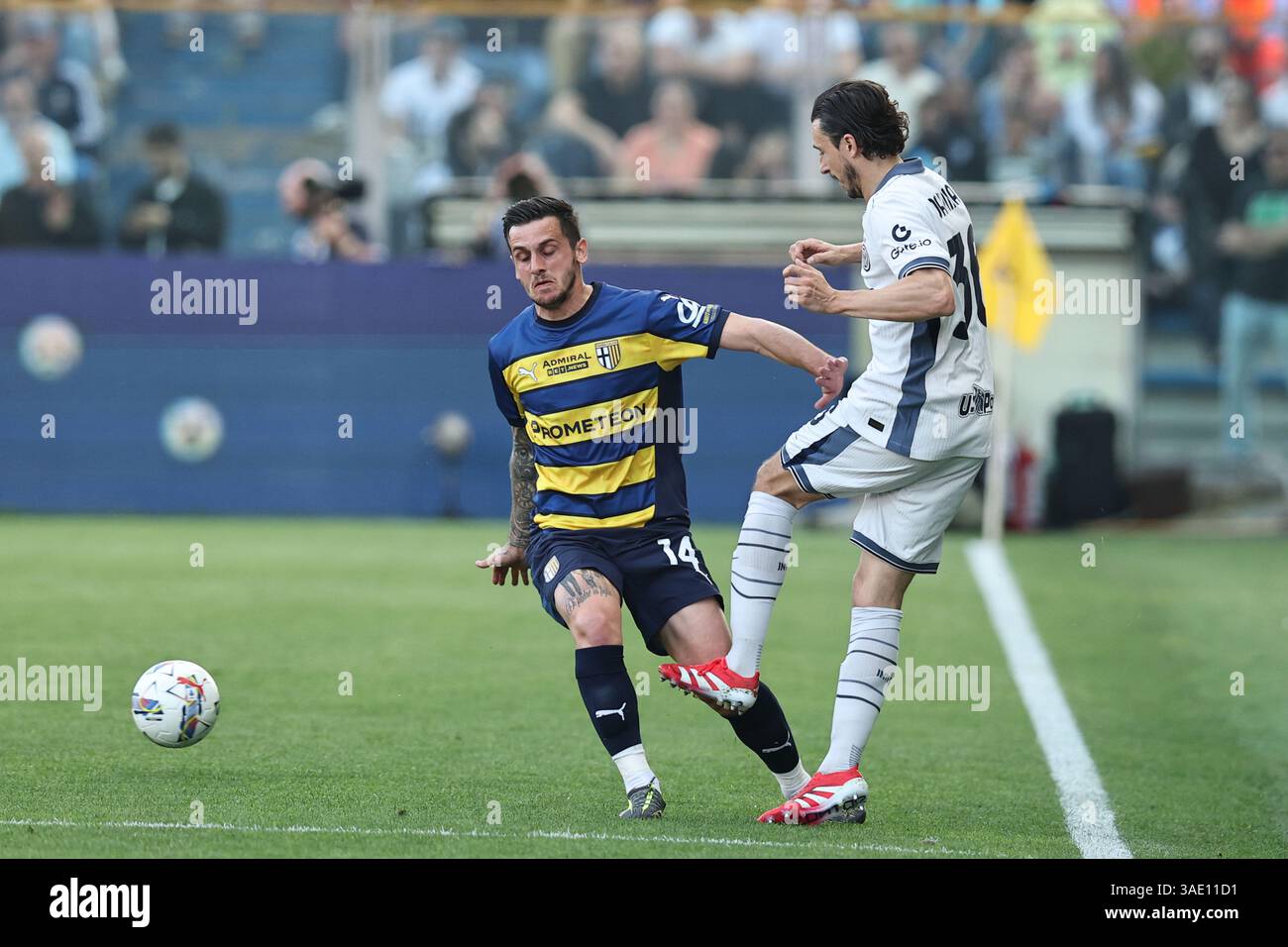 Matteo Darmian (Inter)Emanuele Valeri (Parma) during the Italian Serie ...