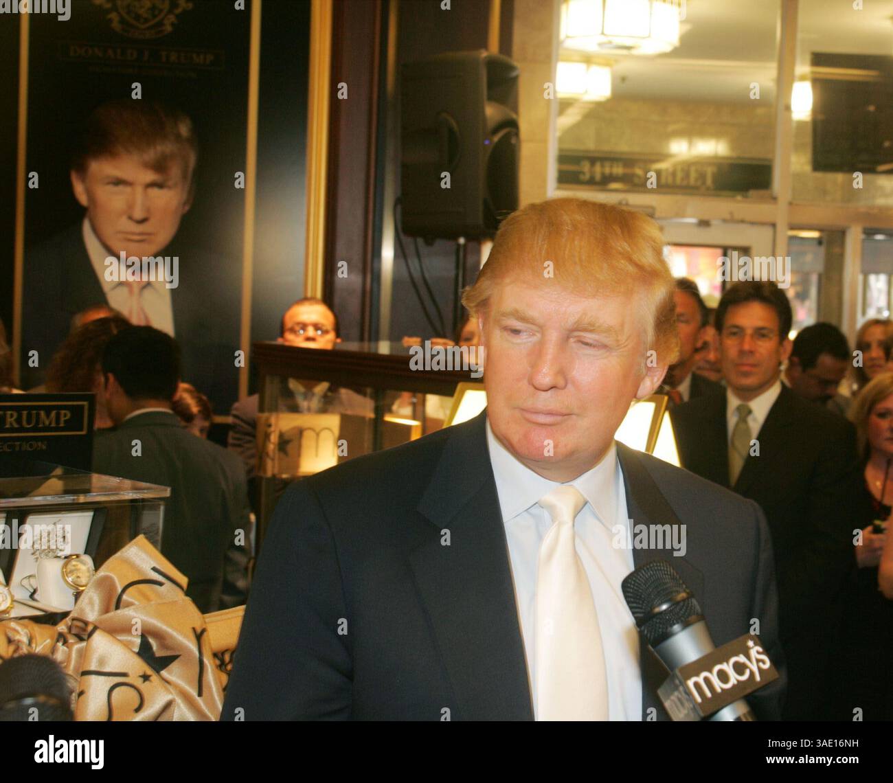 Donald j trump signature hi-res stock photography and images - Alamy