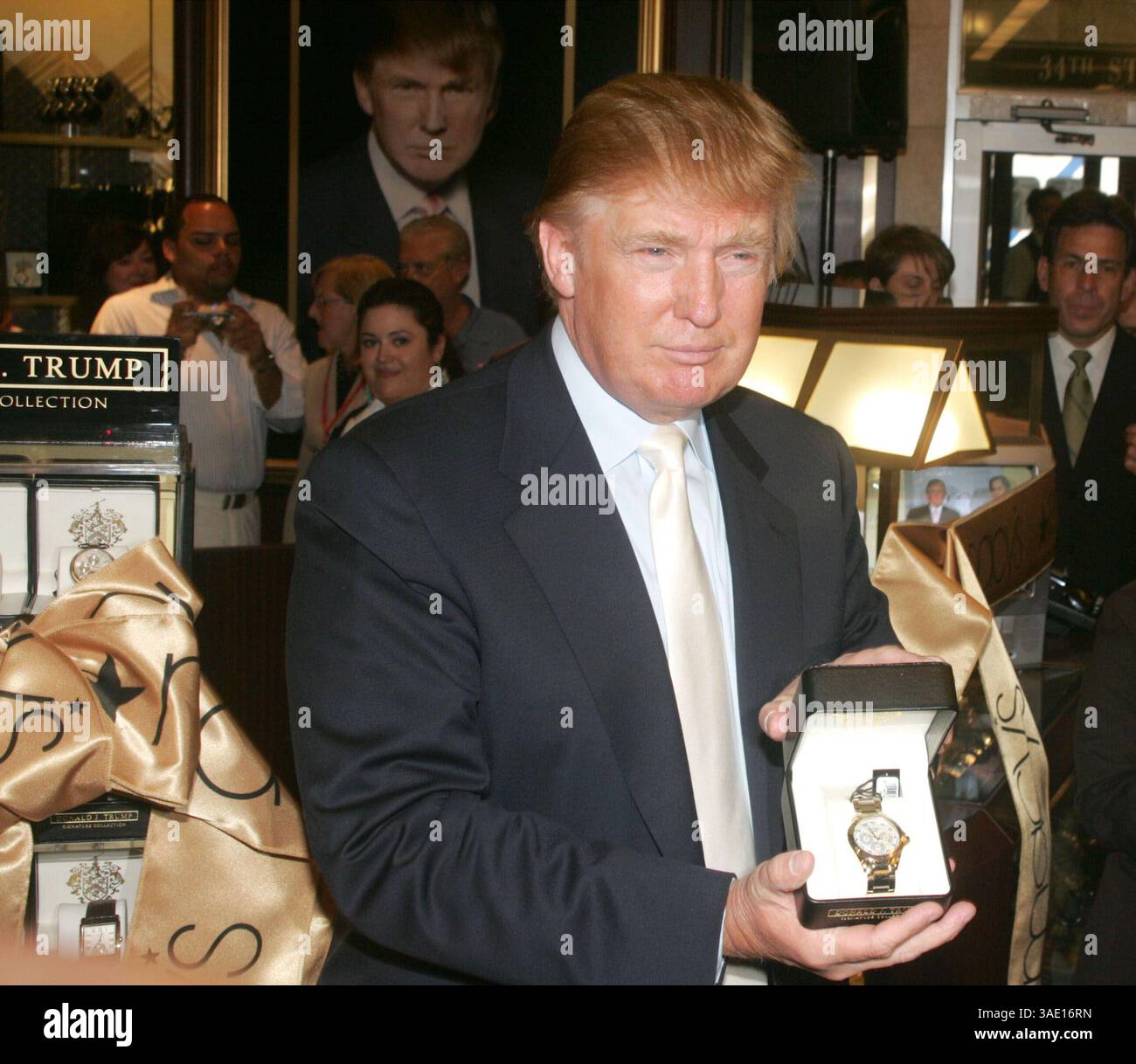 Donald j trump signature hi-res stock photography and images - Alamy