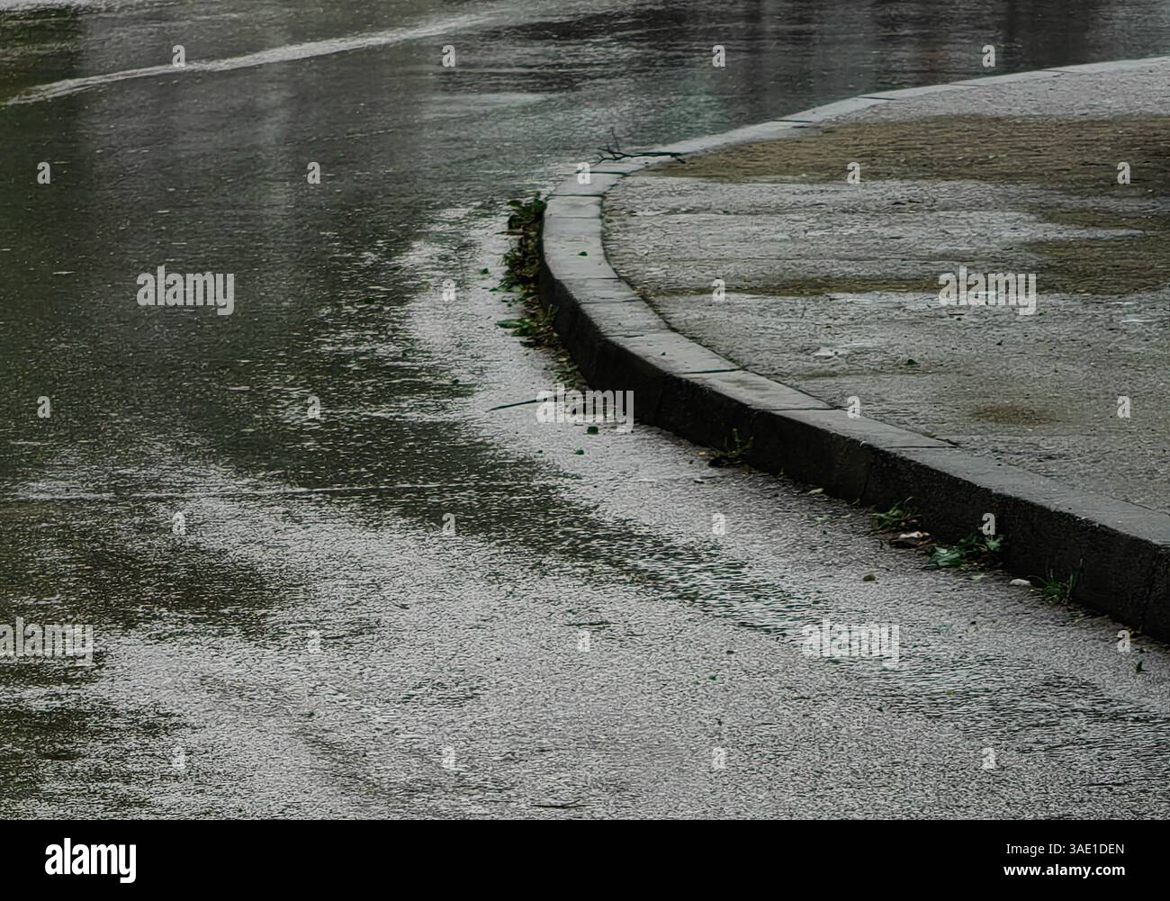 Reflections on rainy street hi-res stock photography and images - Alamy