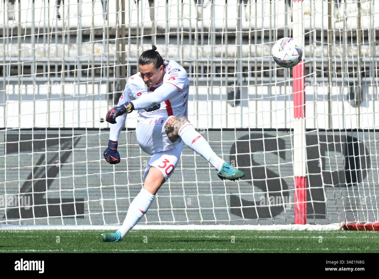 Monza, Italia. 05th Apr, 2025. AC Monza's goalkeeper Stefano Turati ...