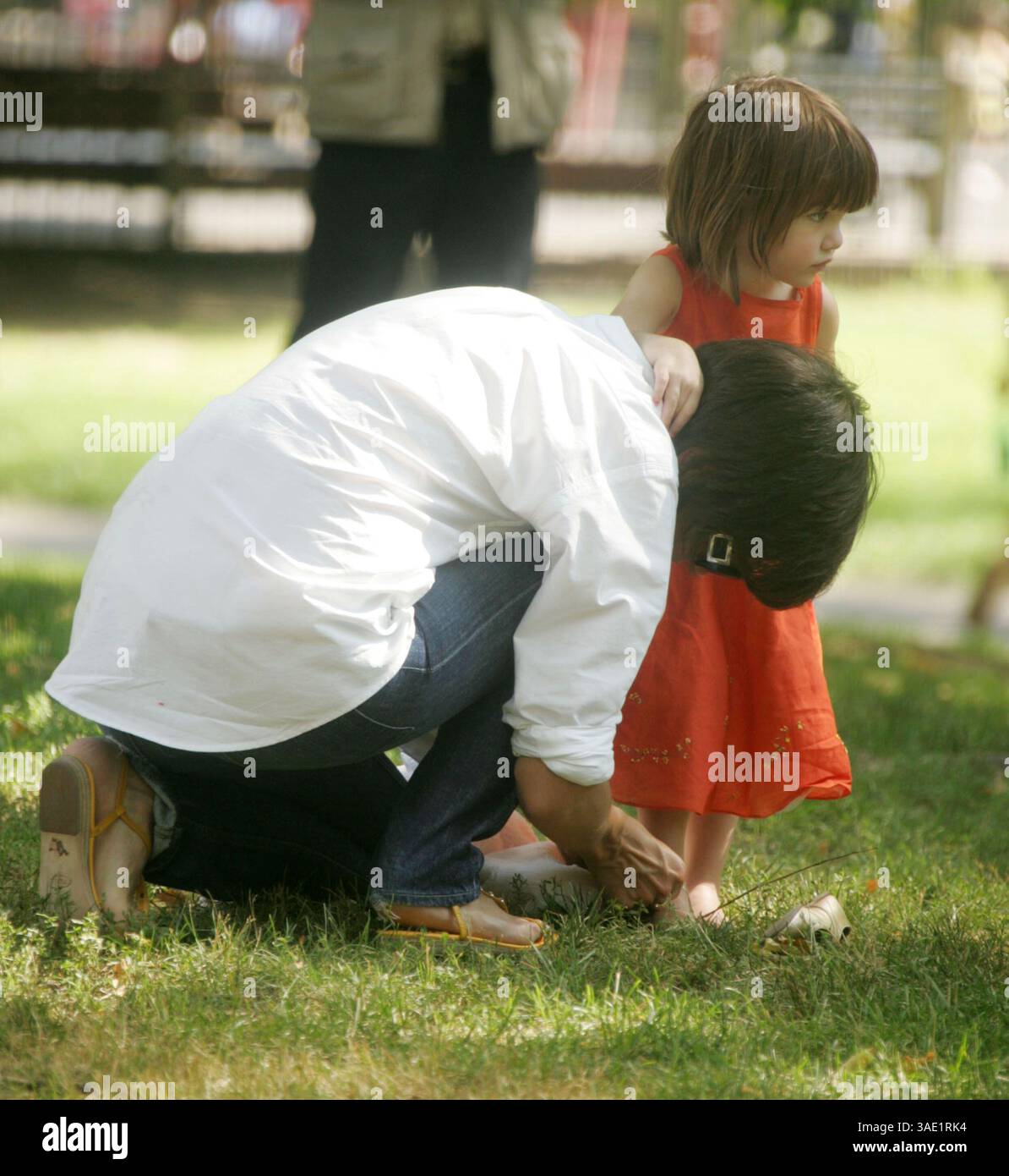 Aug 17, 2008 - New York, NY, USA - Actress KATIE HOLMES puts shoes on ...