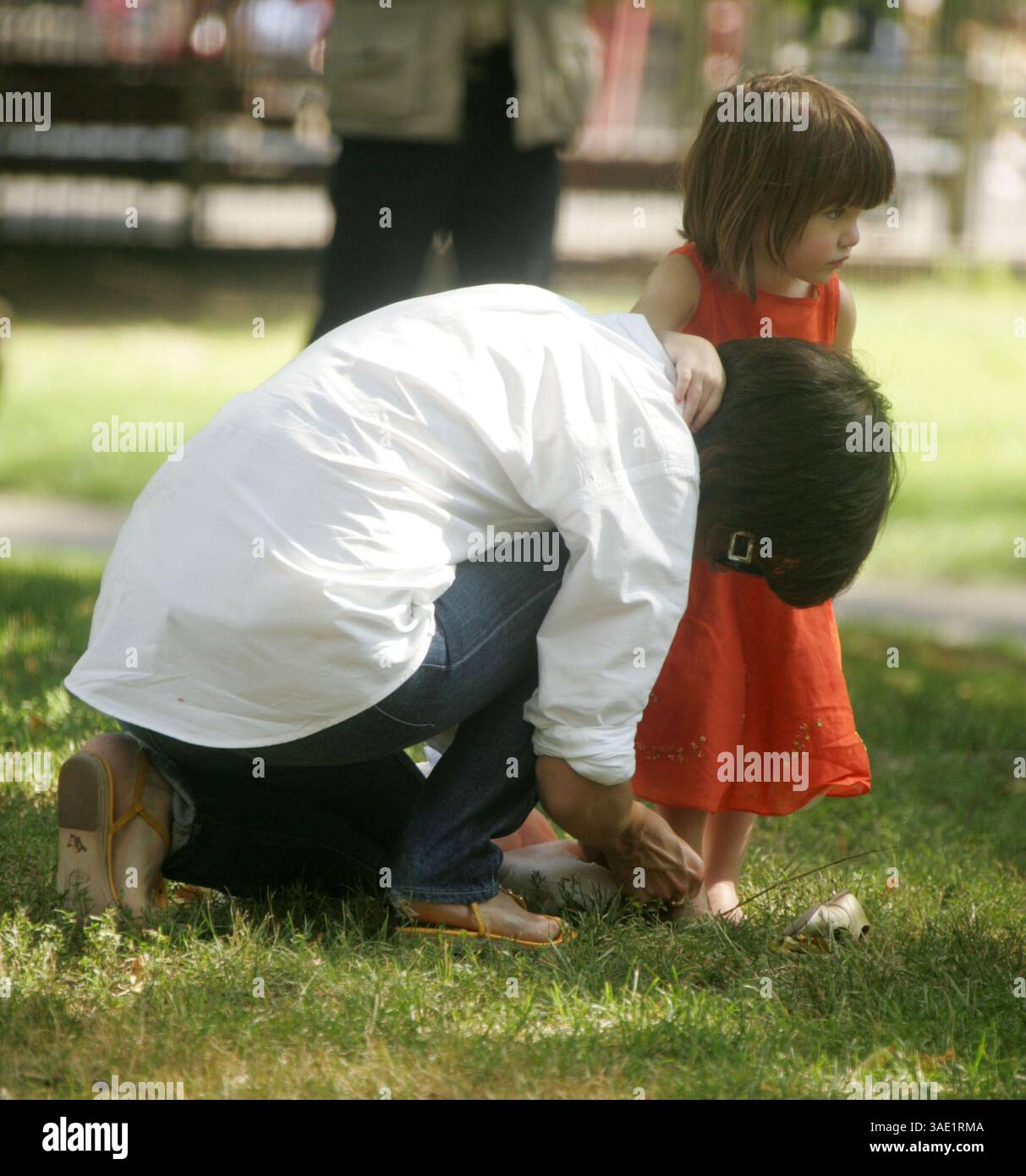 Aug 17, 2008 - New York, NY, USA - Actress KATIE HOLMES puts shoes on her daughter SURI CRUISE ...