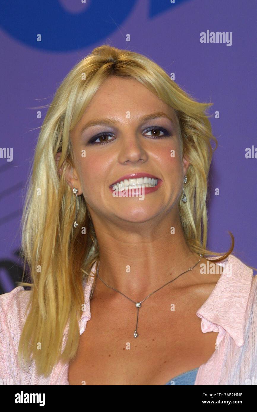 Britney spears 2001 teen hi-res stock photography and images - Alamy