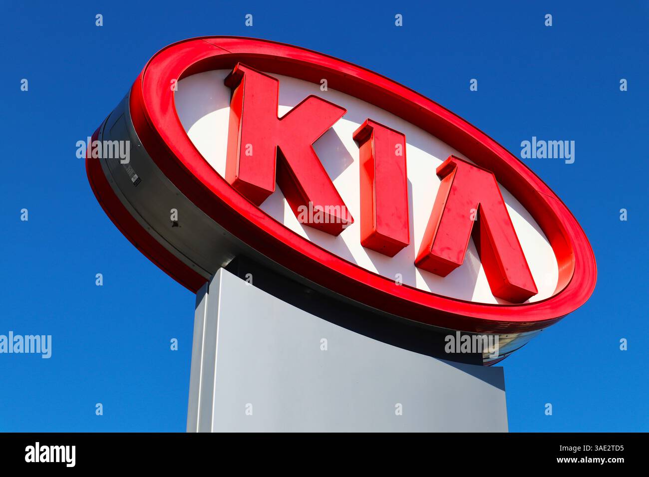 KIA Car Dealership Exterior Sign Stock Photo - Alamy