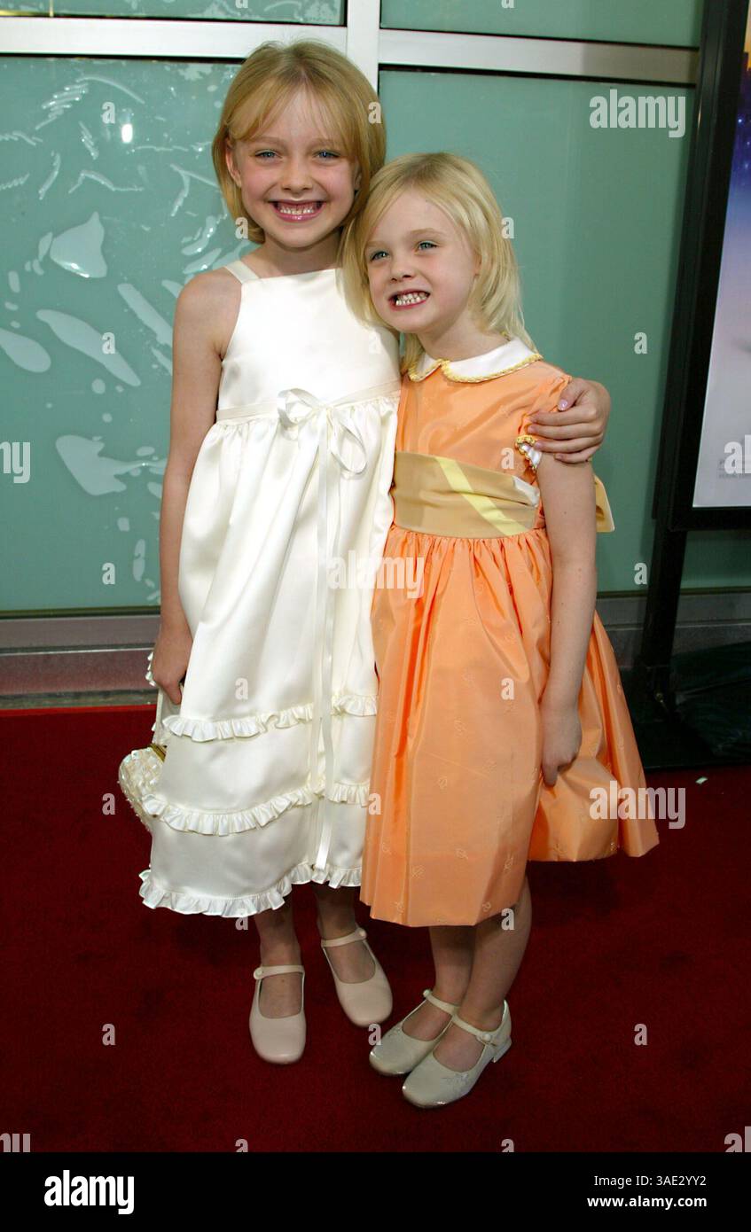 Elle fanning and sister dakota fanning hi-res stock photography and ...