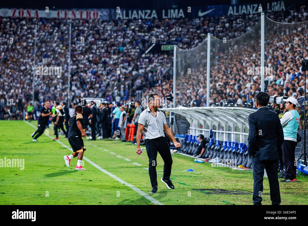 Lima, Peru. 05th Apr, 2025. Fabián Bustos, coach of Universitario de ...
