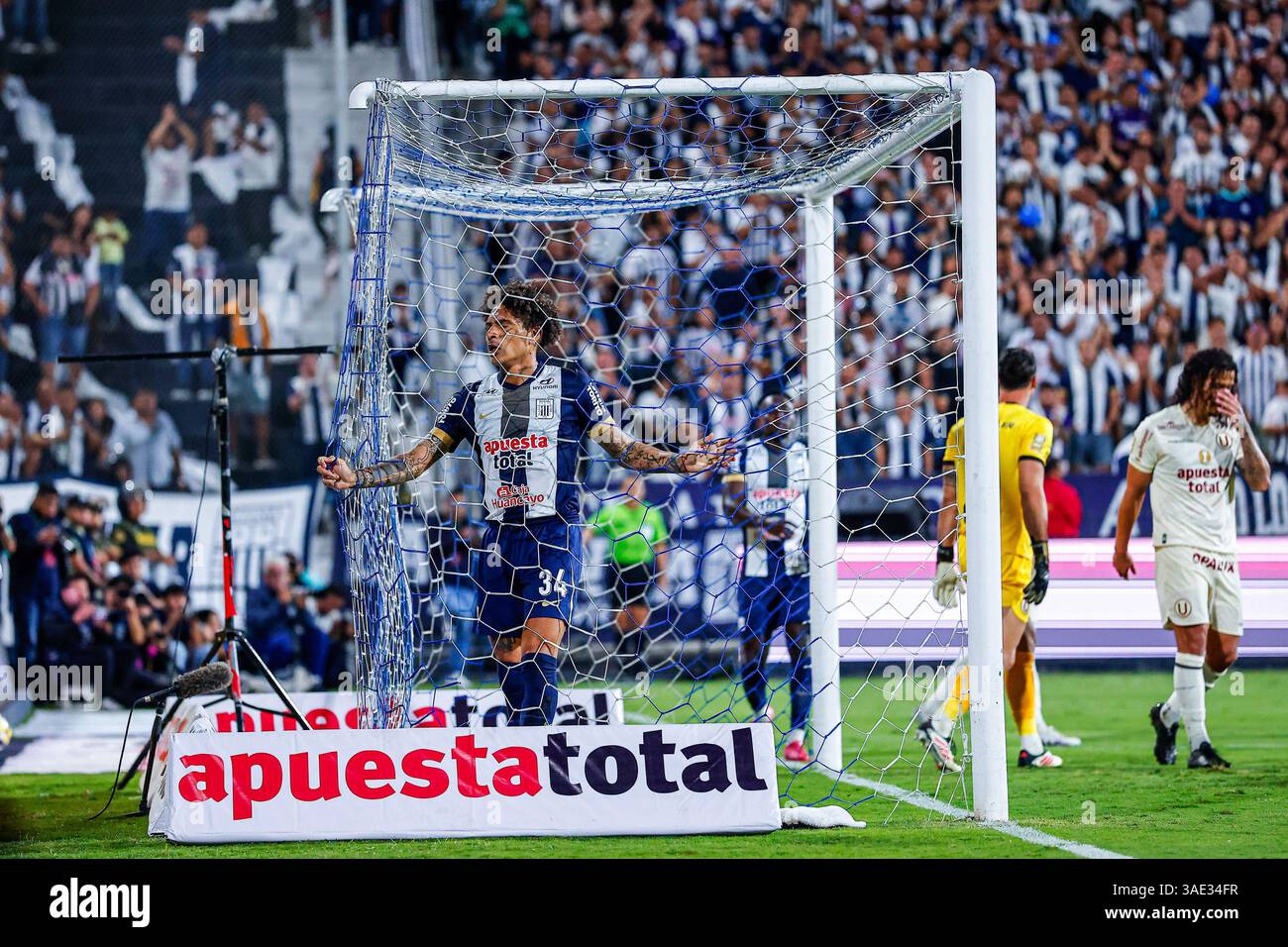 Lima, Peru. 05th Apr, 2025. Paolo Guerrero, leader of Alianza Lima ...