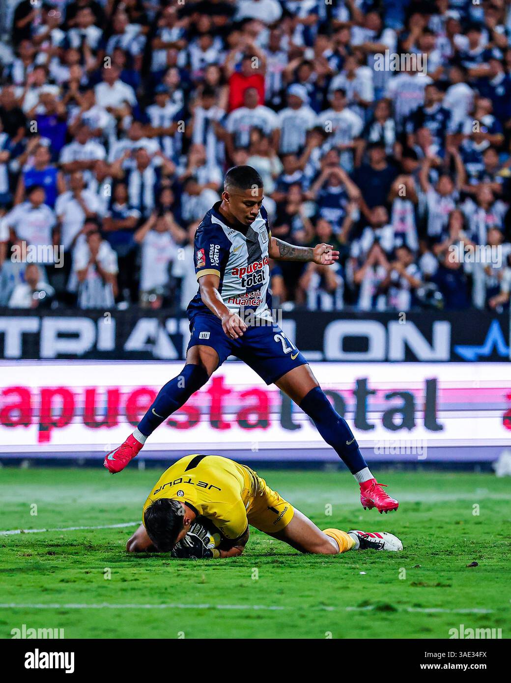 Apertura vertical hi-res stock photography and images - Alamy